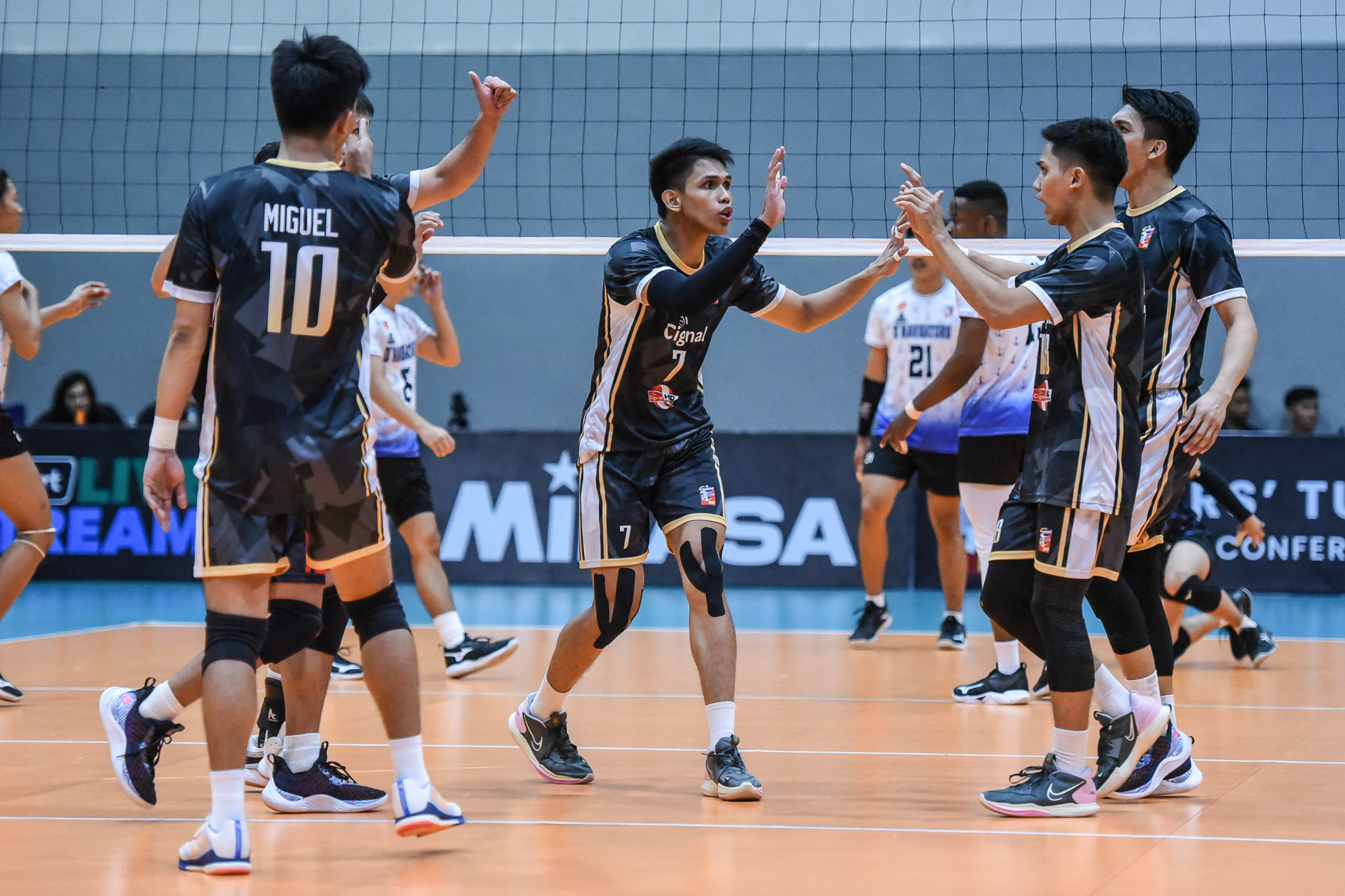 Cignal moves on verge of elims sweep - News | Spikers Turf