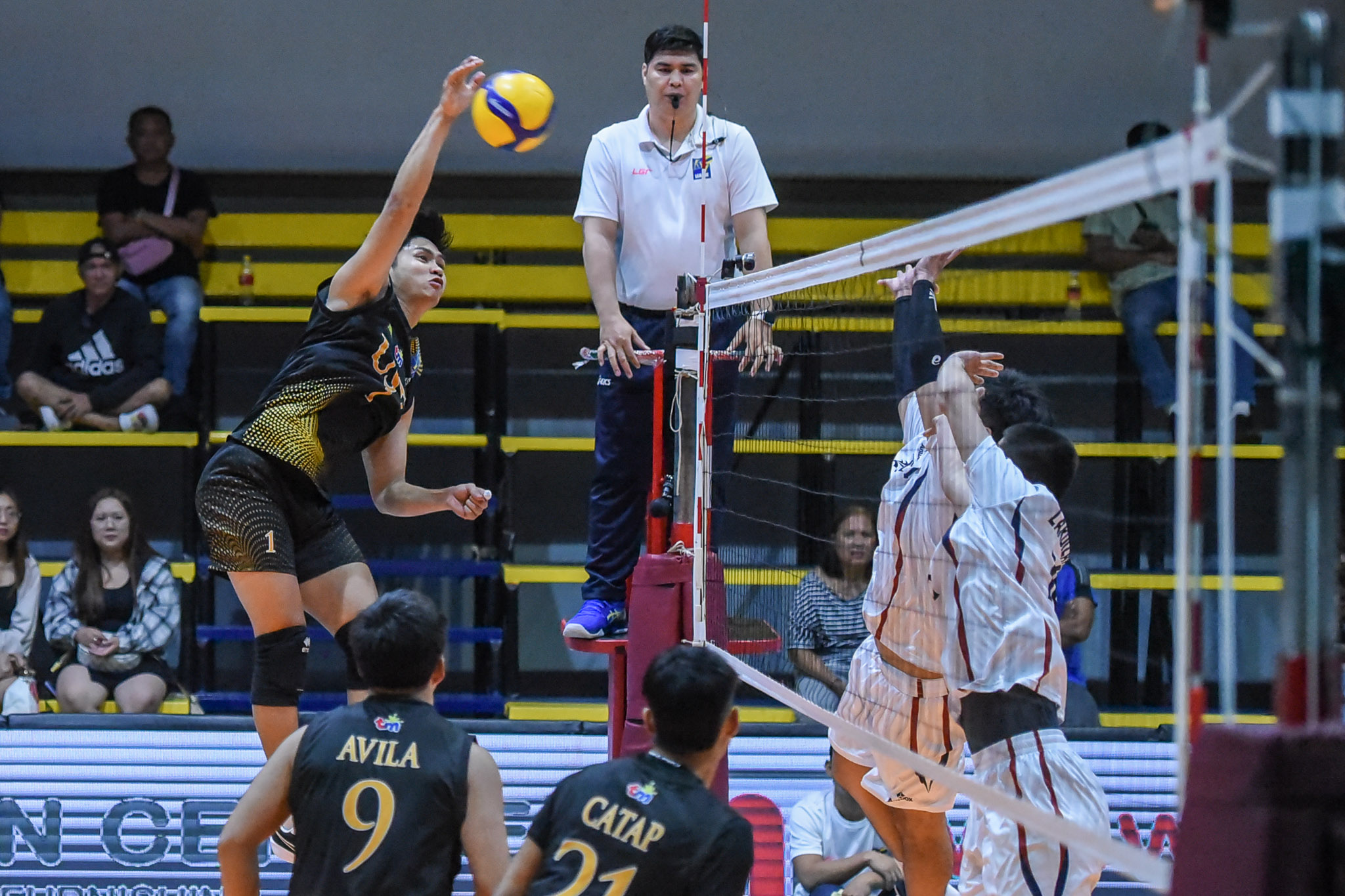 UST secures third straight win, downs Letran - News | The V-League